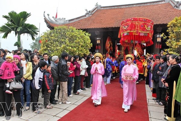 Hai Ba Trung Temple Festival in Hanoi - Vietnam Tourism Information Hai Ba Trung Temple Festival in Hanoi - Vietnam Tourism Information