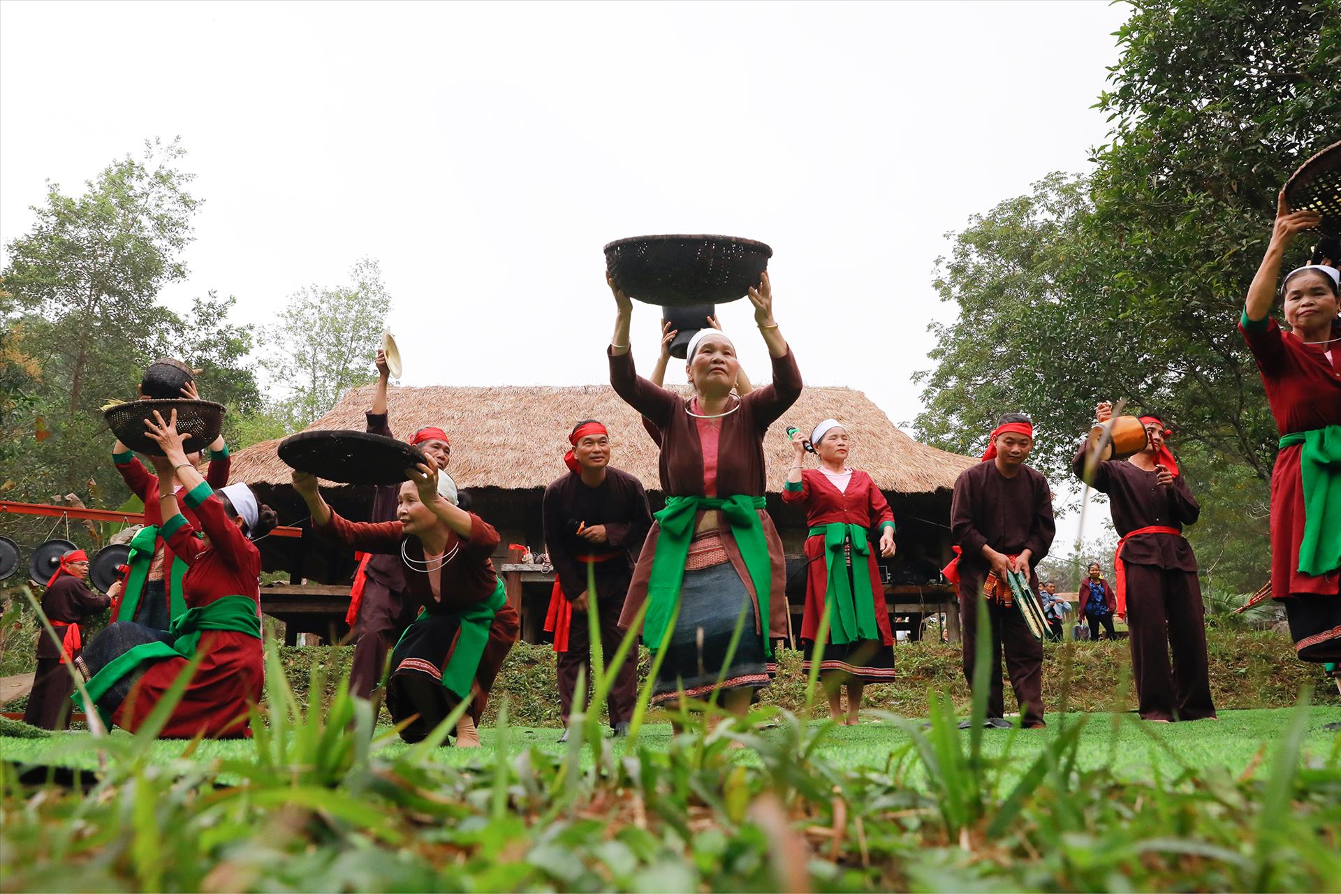 The “Cham do ho” Dance of the Tho