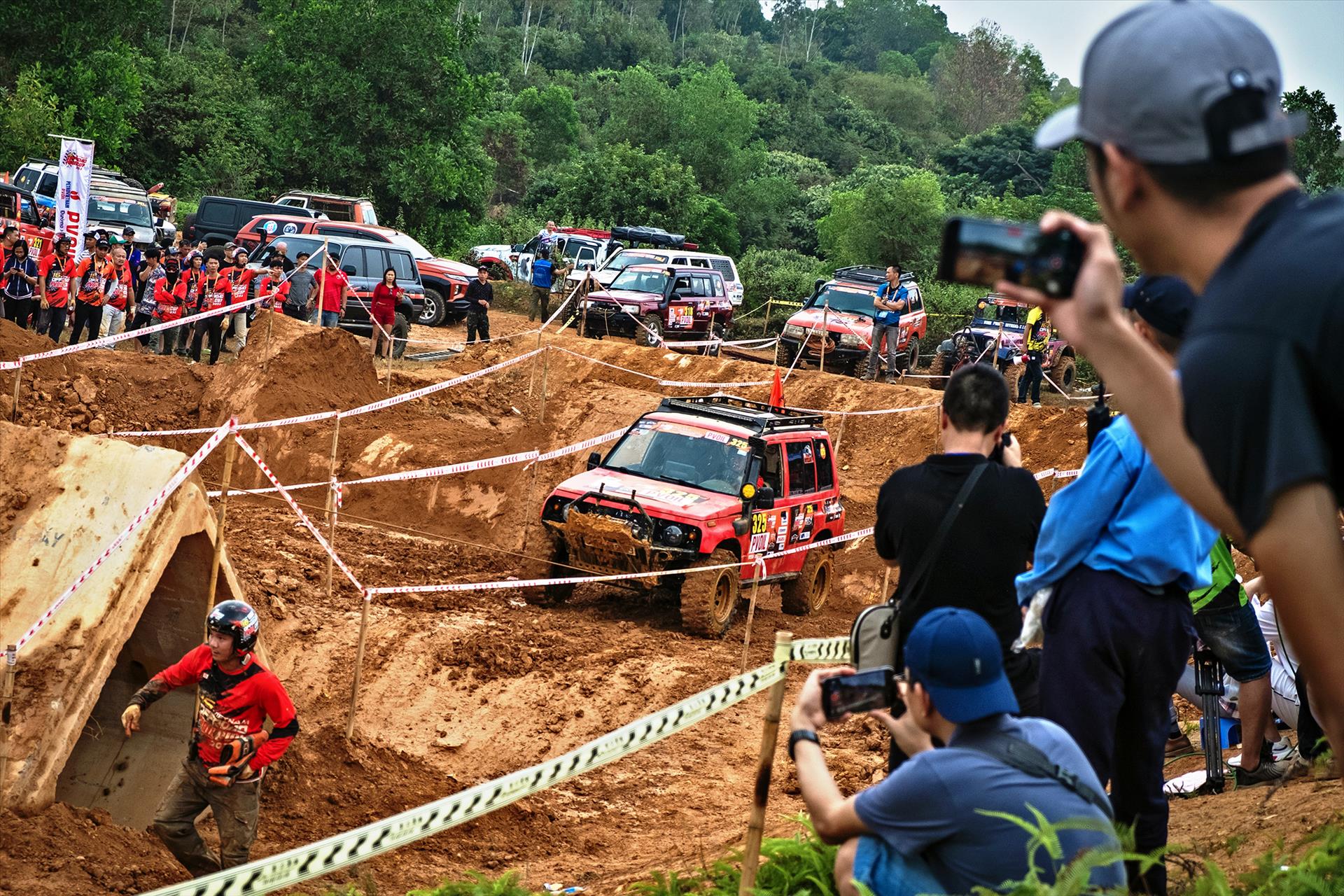 Fierce Competition in Vietnam’s Off-road Car Racing