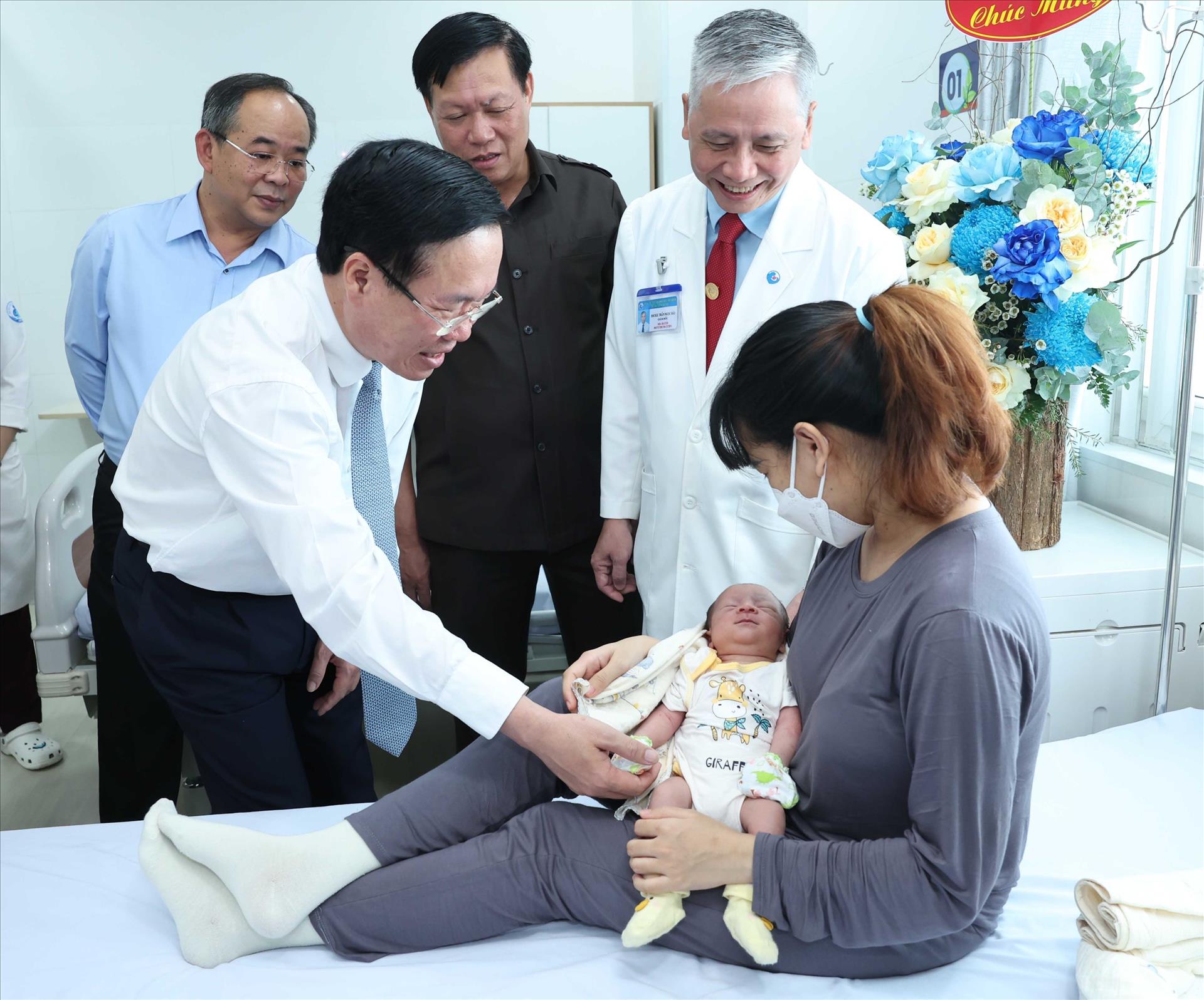 Chủ tịch nước Võ Văn Thưởng thăm, động viên y, bác sỹ Bệnh viện Nhi đồng 1