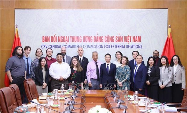 US Communist Party delegation visits Vietnam
