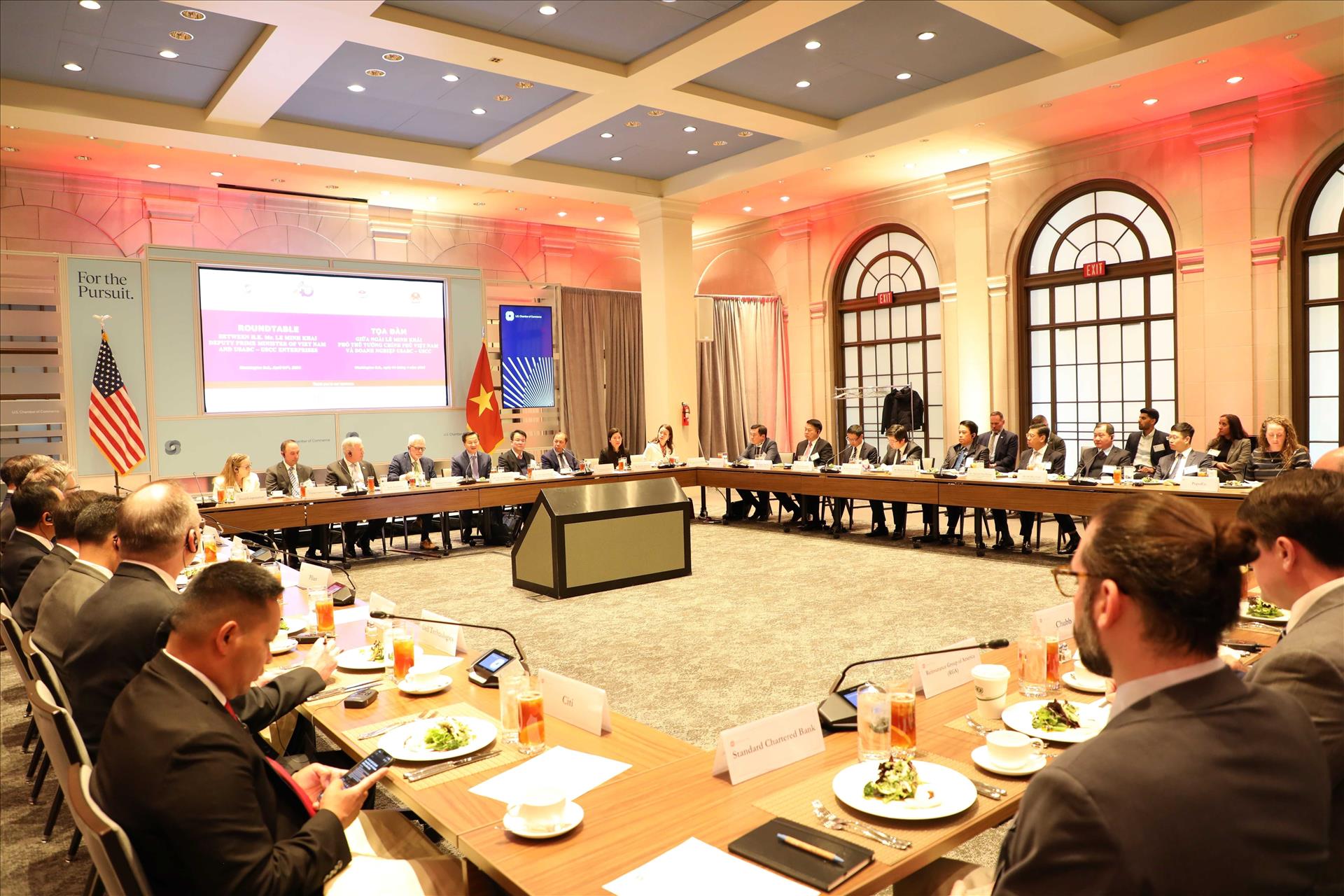 Phó Thủ tướng Chính phủ Lê Minh Khái gặp gỡ, trao đổi với giới chức và một số doanh nghiệp lớn ...