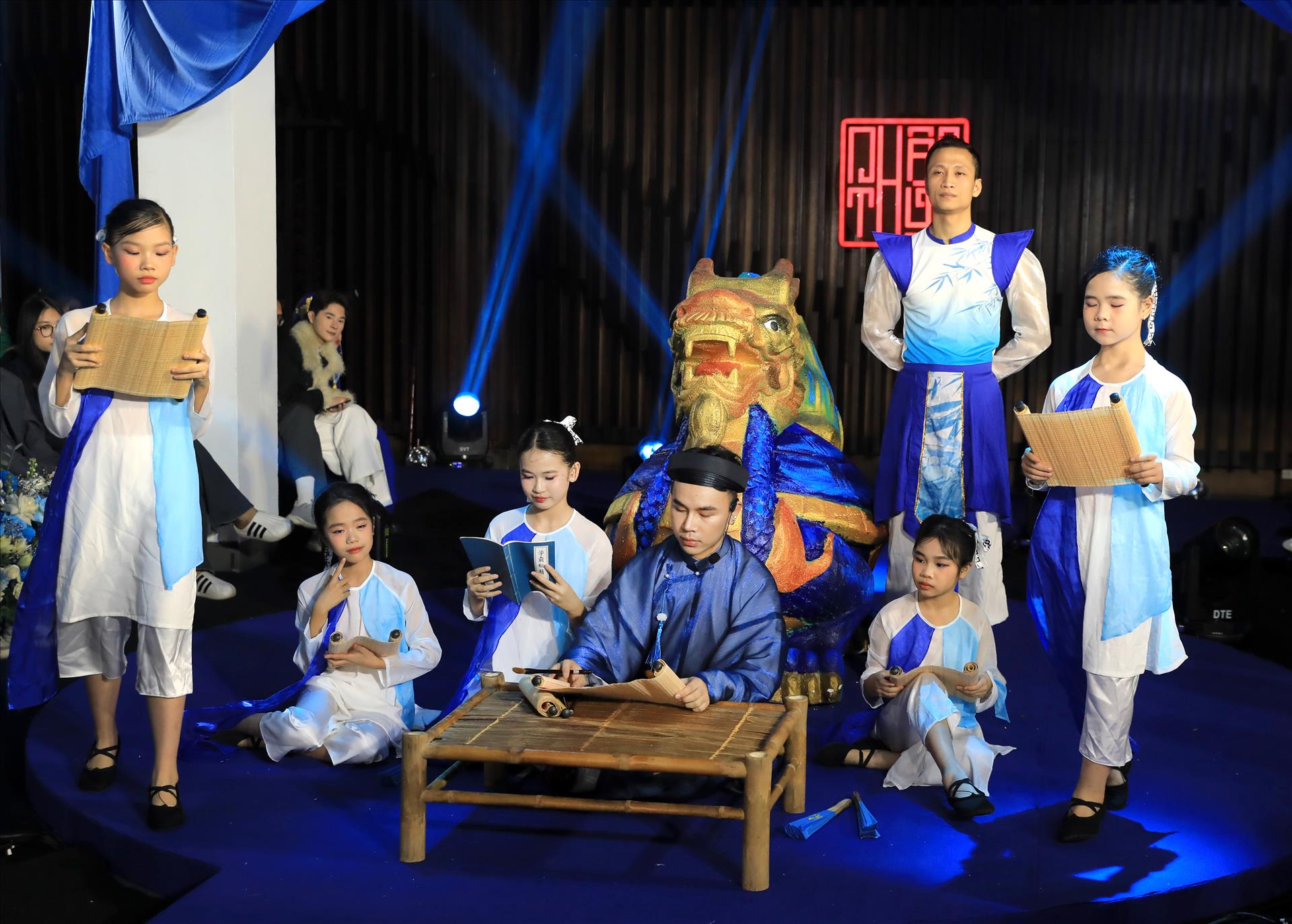 អ្នករចនាម៉ូដសម្លៀកបំពាក់ ញ៉ឹតធឹក (Nhat Thuc ...