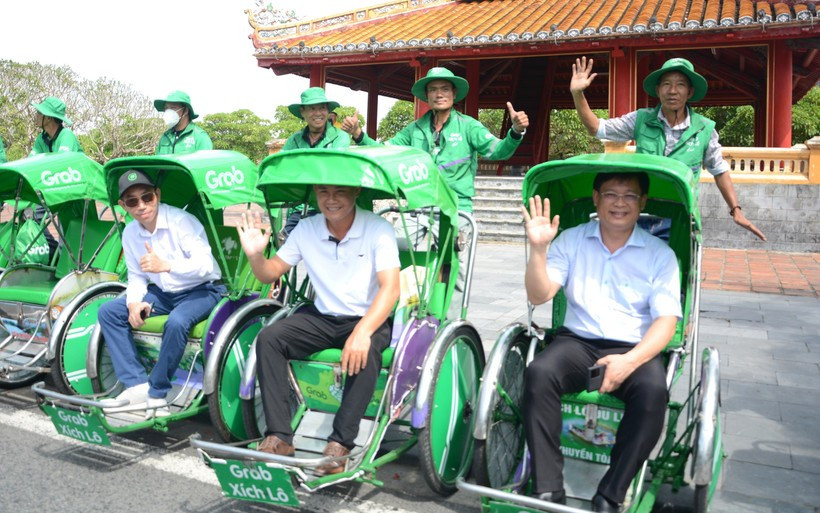 Huê lance le premier service de tricycles Grab Xich lô au Vietnam