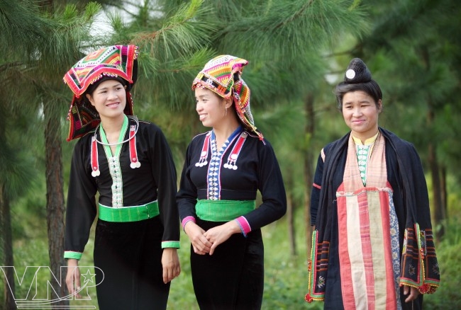 Brilliant colors of Vietnamese costumes - People & Culture - Vietnam in ...