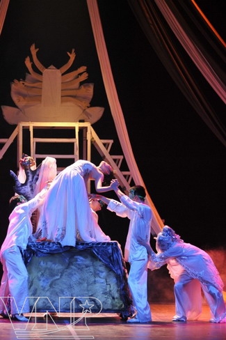 Experimental Play Based on “The Tale of Kieu”
