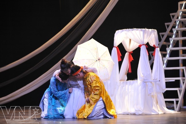 Experimental Play Based on “The Tale of Kieu”