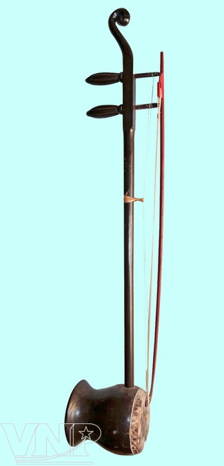 Người nặng lòng với nhạc cụ dân tộc