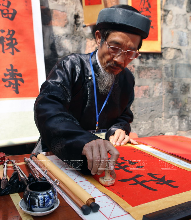 https://vietexplorer.com - Stamp Carving in Hanoi