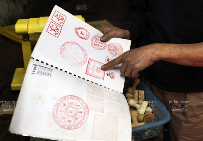 https://vietexplorer.com - Stamp Carving in Hanoi