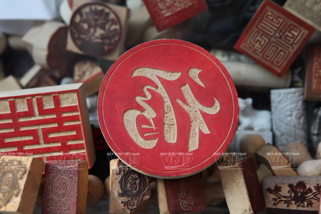 https://vietexplorer.com - Stamp Carving in Hanoi