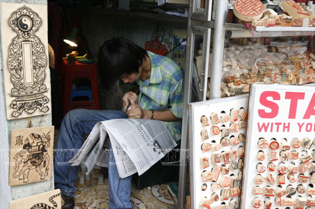 https://vietexplorer.com - Stamp Carving in Hanoi