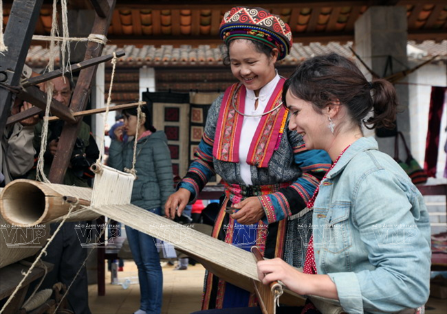 The Hmong’s Linen Weaving