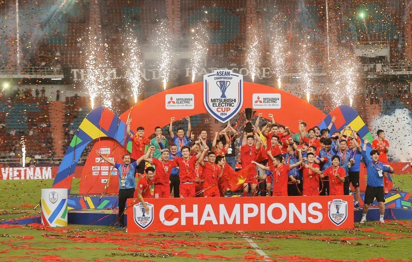 Vietnam win ASEAN Cup trophy