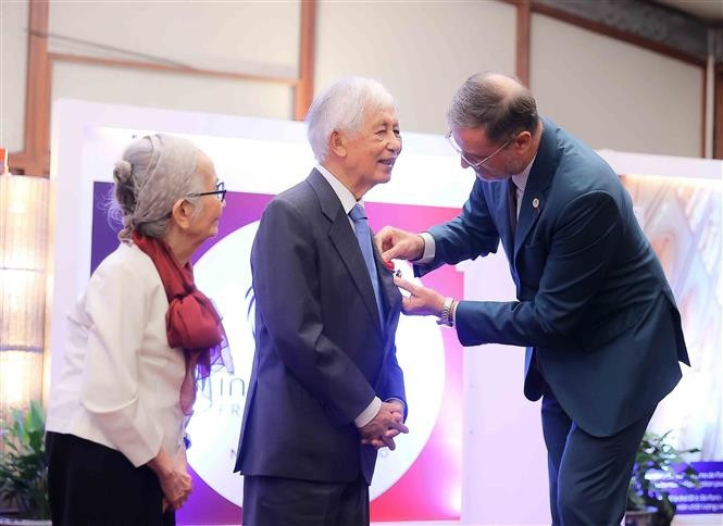 Décoration des professeurs Trân Thanh Vân et Lê Kim Ngoc au grade d’Officier de la Légion d’honneur