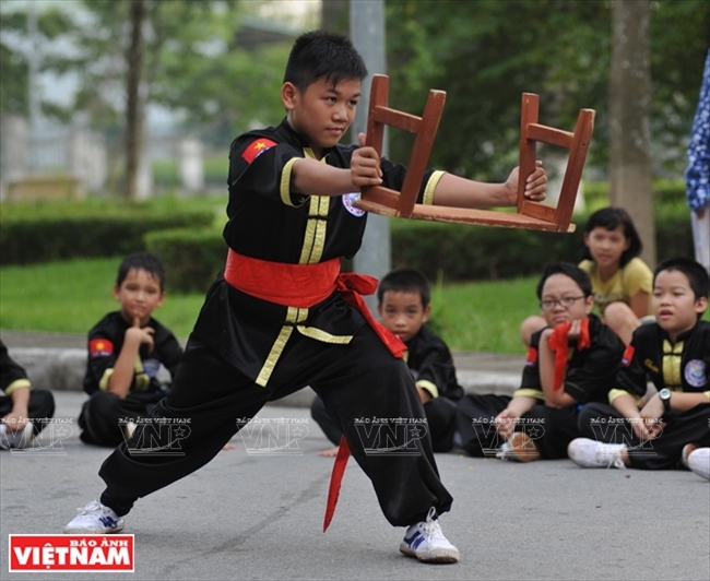 Uy Long môn, sức mạnh đến từ những vật dụng đơn giản