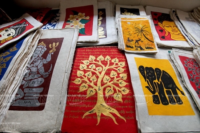 Fabrication traditionnelle du papier saa à Luang Prabang