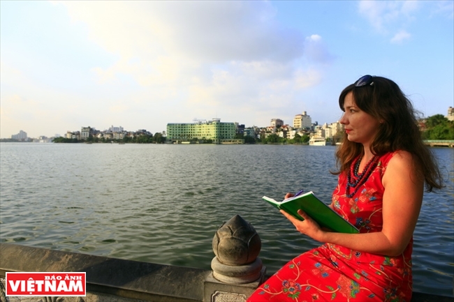 Bức họa Hồ Tây của họa sỹ Öry Anna-Mariana