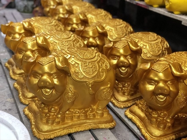 Plaster pigs in “harvest” season