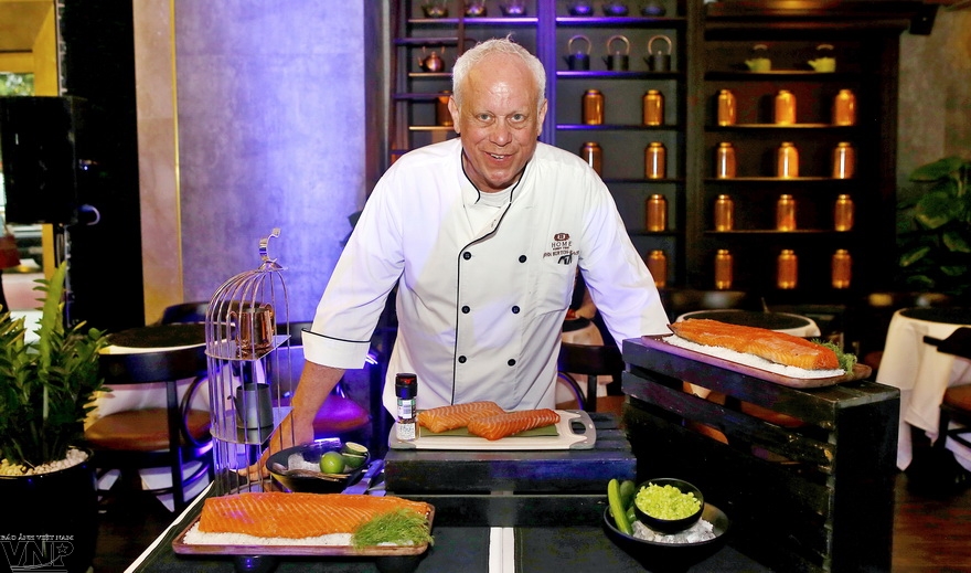 British chef shares Vietnamese cuisine with the world