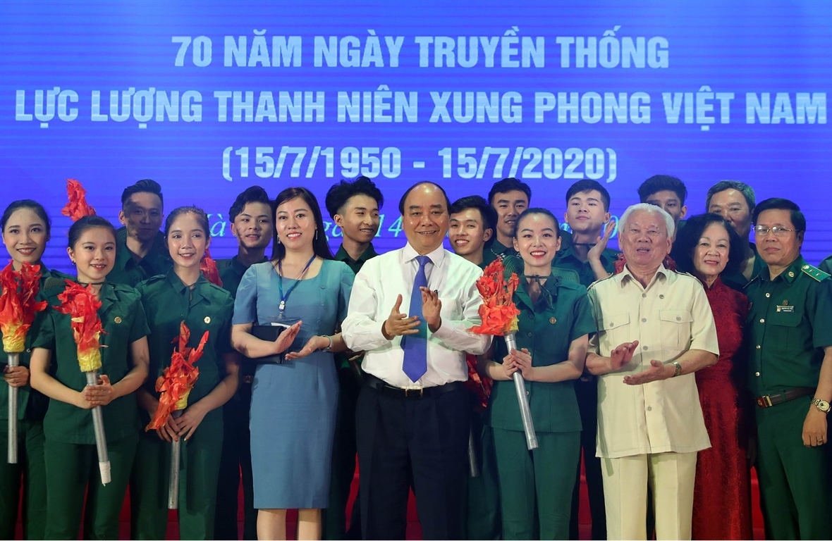 Le PM Nguyen Xuan Phuc rencontre des jeunes volontaires